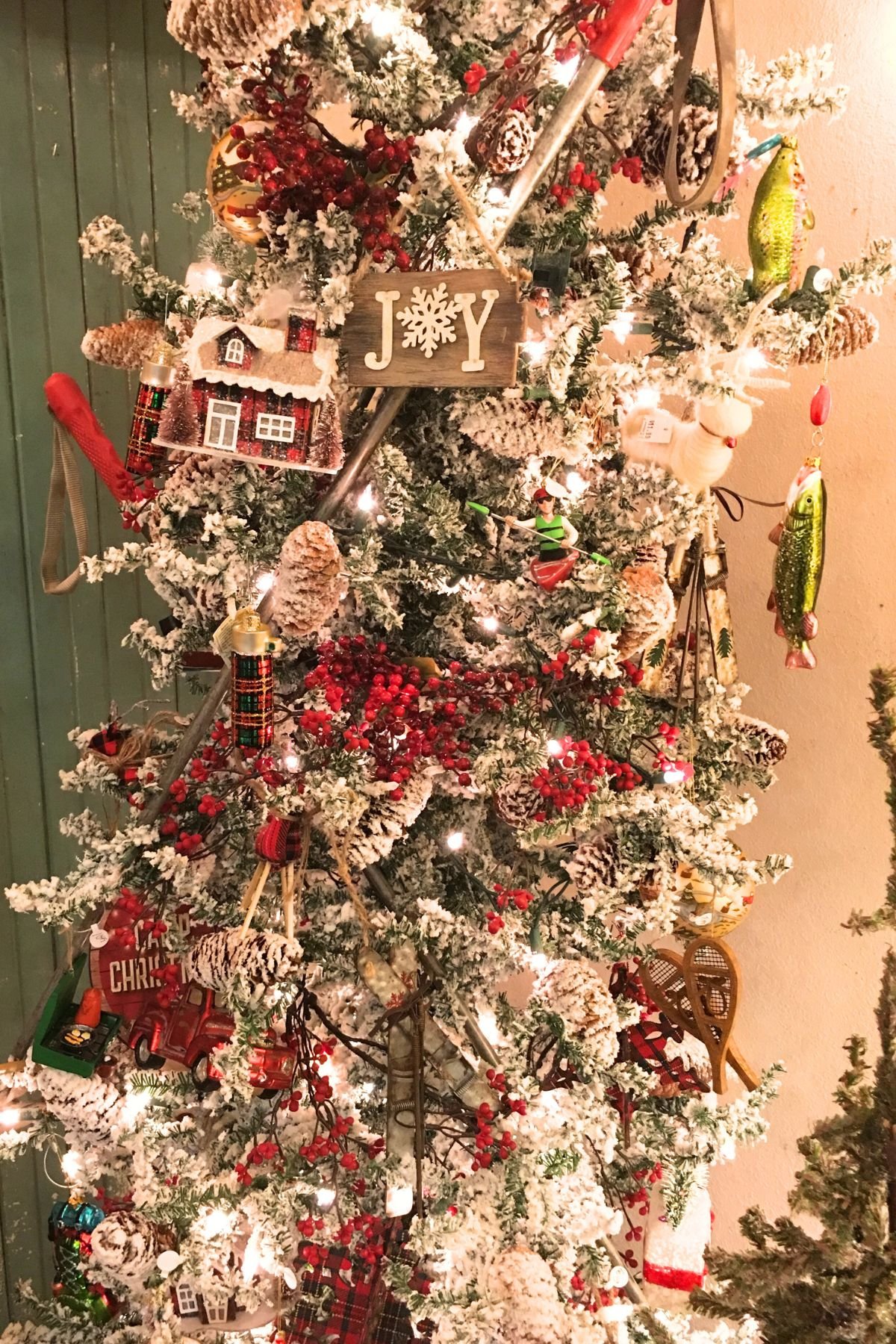 AWESOME Rustic Christmas Decorating Ideas | Montana Happy